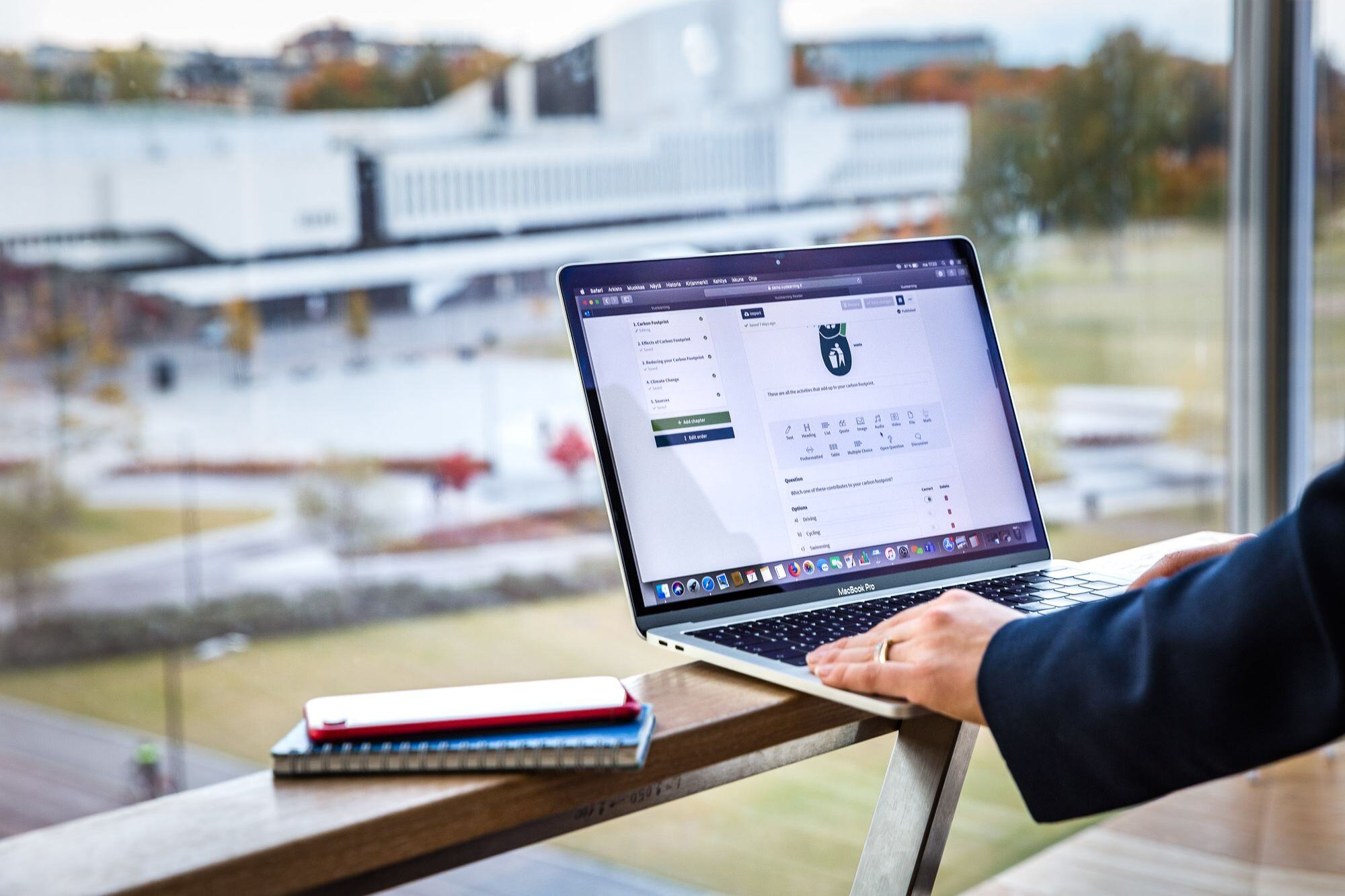 Business Benefits and Uses of an Online Learning Platform